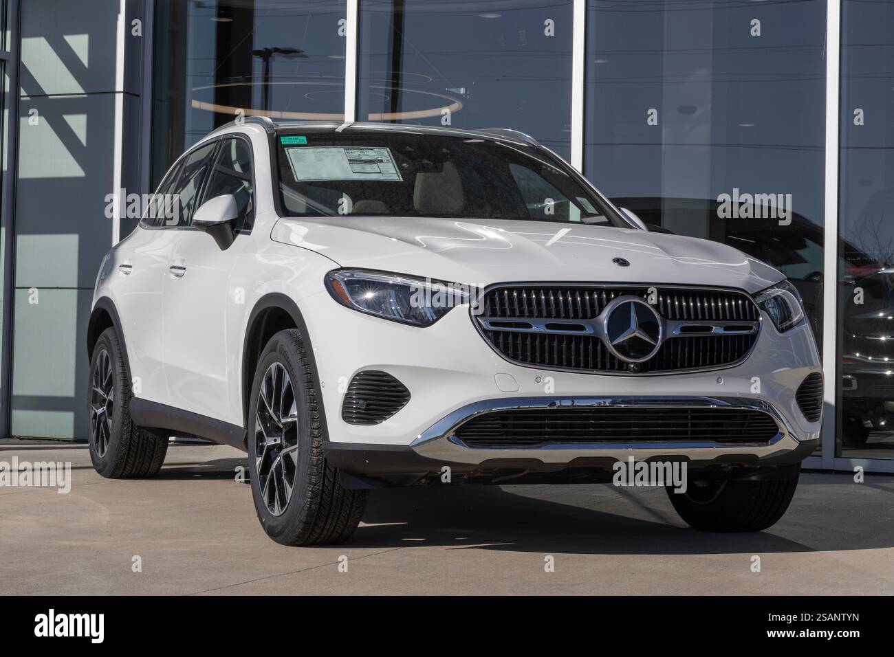 Indianapolis - 28 janvier 2025 : Mercedes-Benz GLC 350e 4MATIC SUV chez un concessionnaire ...