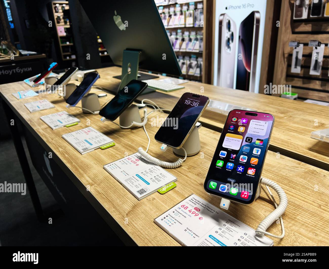 Kiev, Ukraine - 30 janvier 2025 : variété de smartphones et gadgets ...
