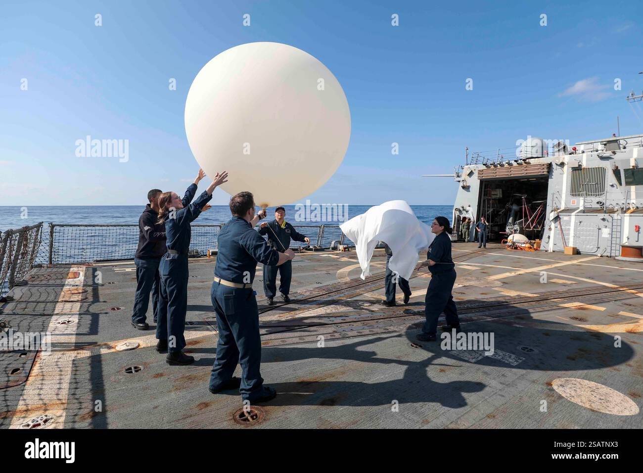 Océan Pacifique. 23 janvier 2025. Les marins lancent une sphère radar ...