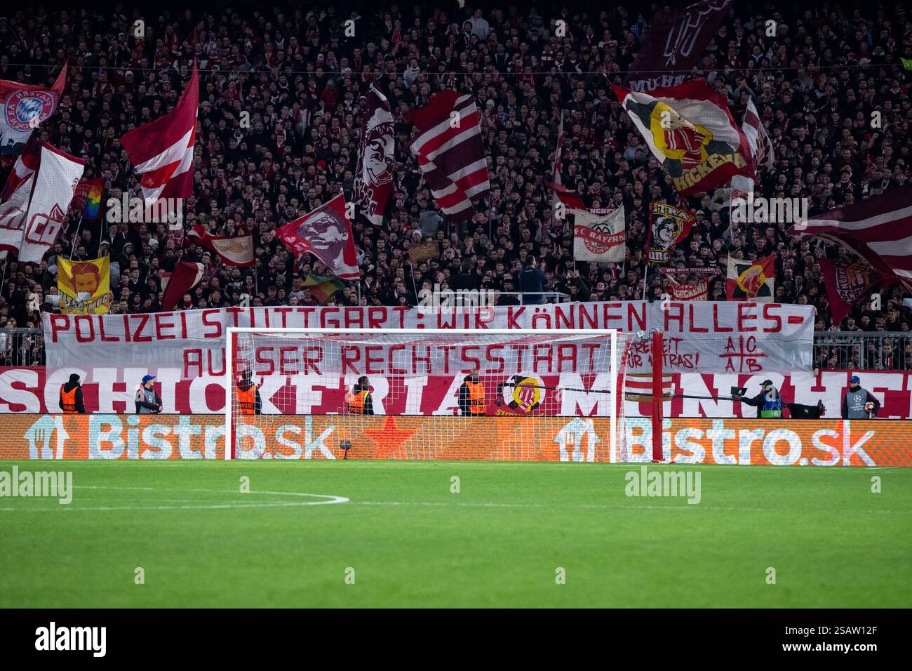 Banner der fans / Ultras als Protest mit dem Schriftzug Polizei ...