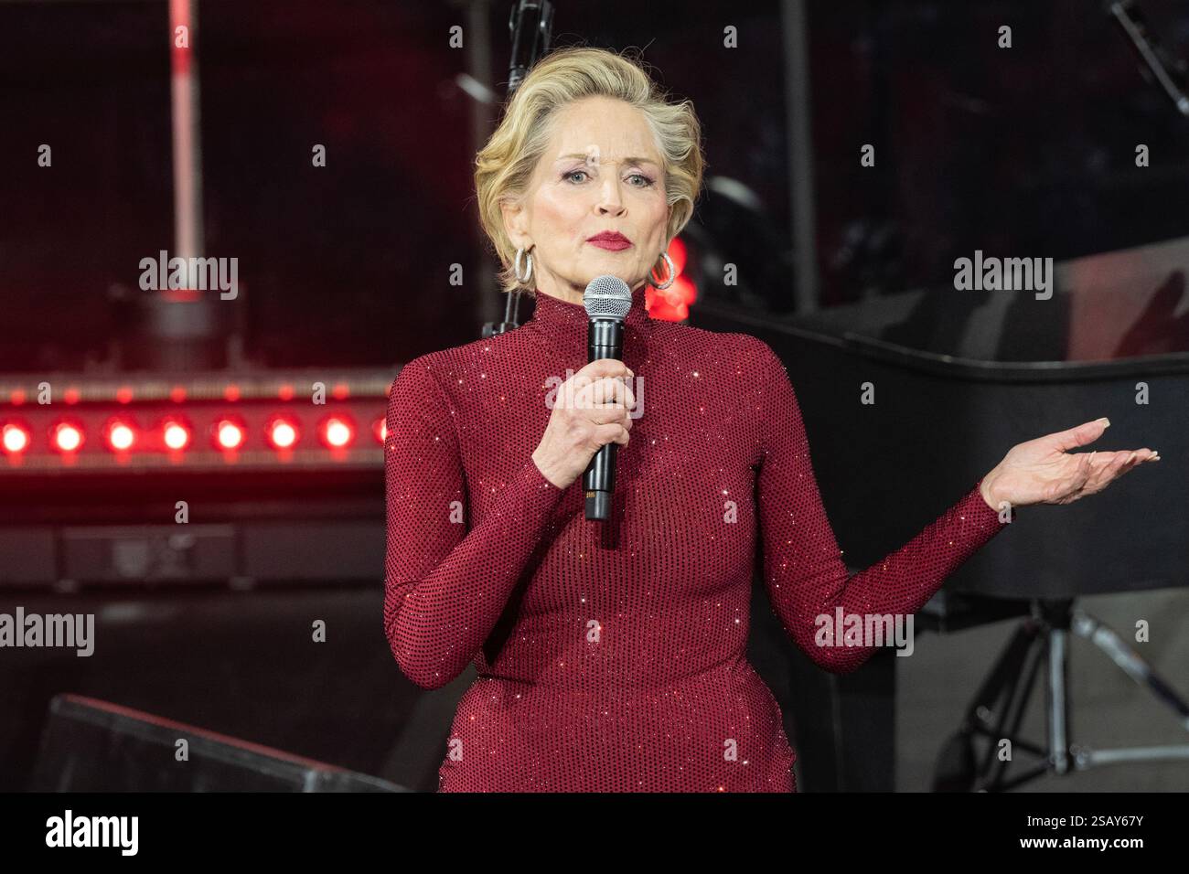 New York, NY, 30 janvier 2025 : Sharon Stone portant la robe de Paris ...