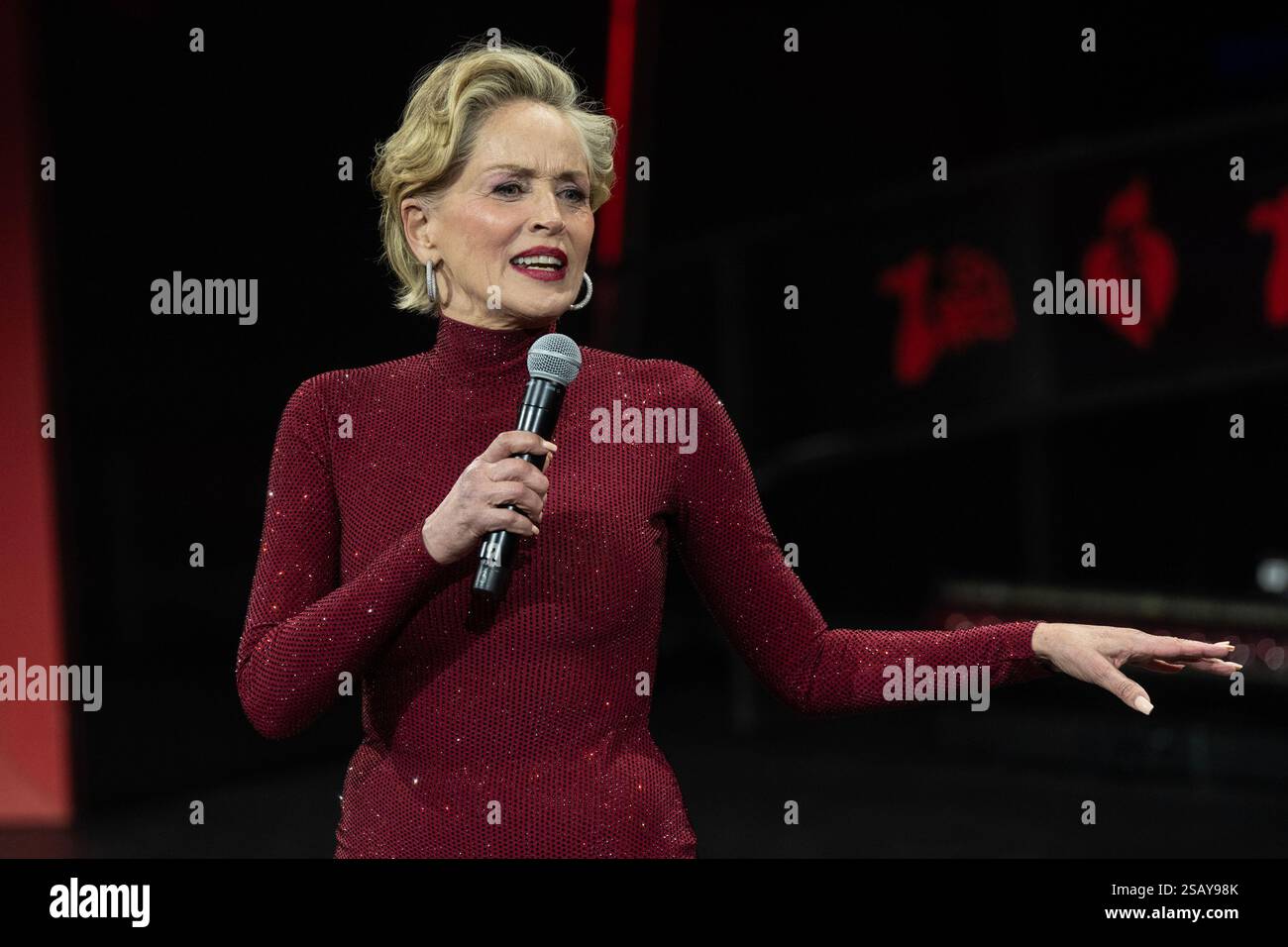 New York, NY, 30 janvier 2025 : Sharon Stone portant la robe de Paris ...