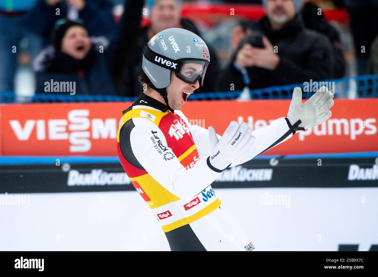 Riiber Jarl Magnus (Norwegian) jubelt im Ziel nach dem Skispringen ...