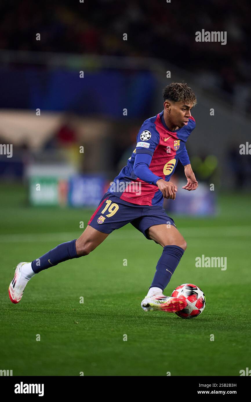 BARCELONE, ESPAGNE - JANVIER 29 : Lamine Yamal du FC Barcelone lors du match MD8 de l'UEFA ...