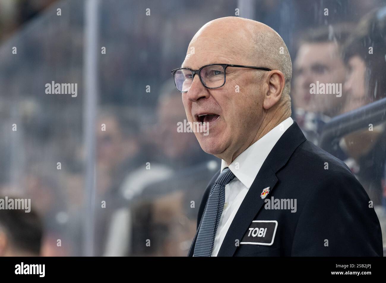 Don Jackson (Chef-formateur, EHC Red Bull Muenchen) mit Schriftzug Tobi ...