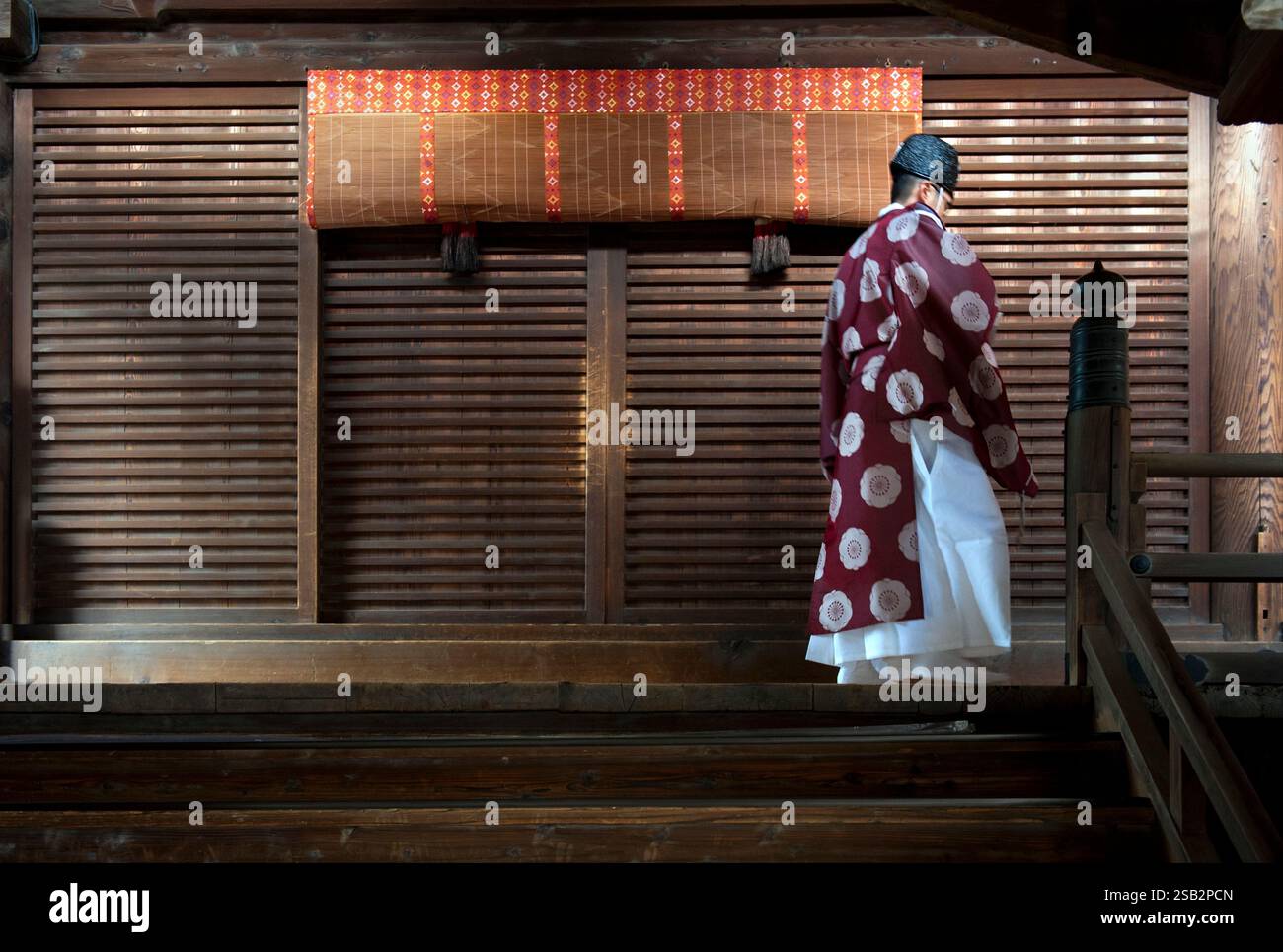 Un 'kannushi' (prêtre shinto) vêtu de robes traditionnelles entre dans ...