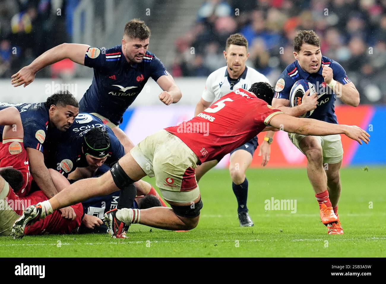 Le Français Antoine Dupont (à droite) est attaqué par le Gallois Dafydd ...