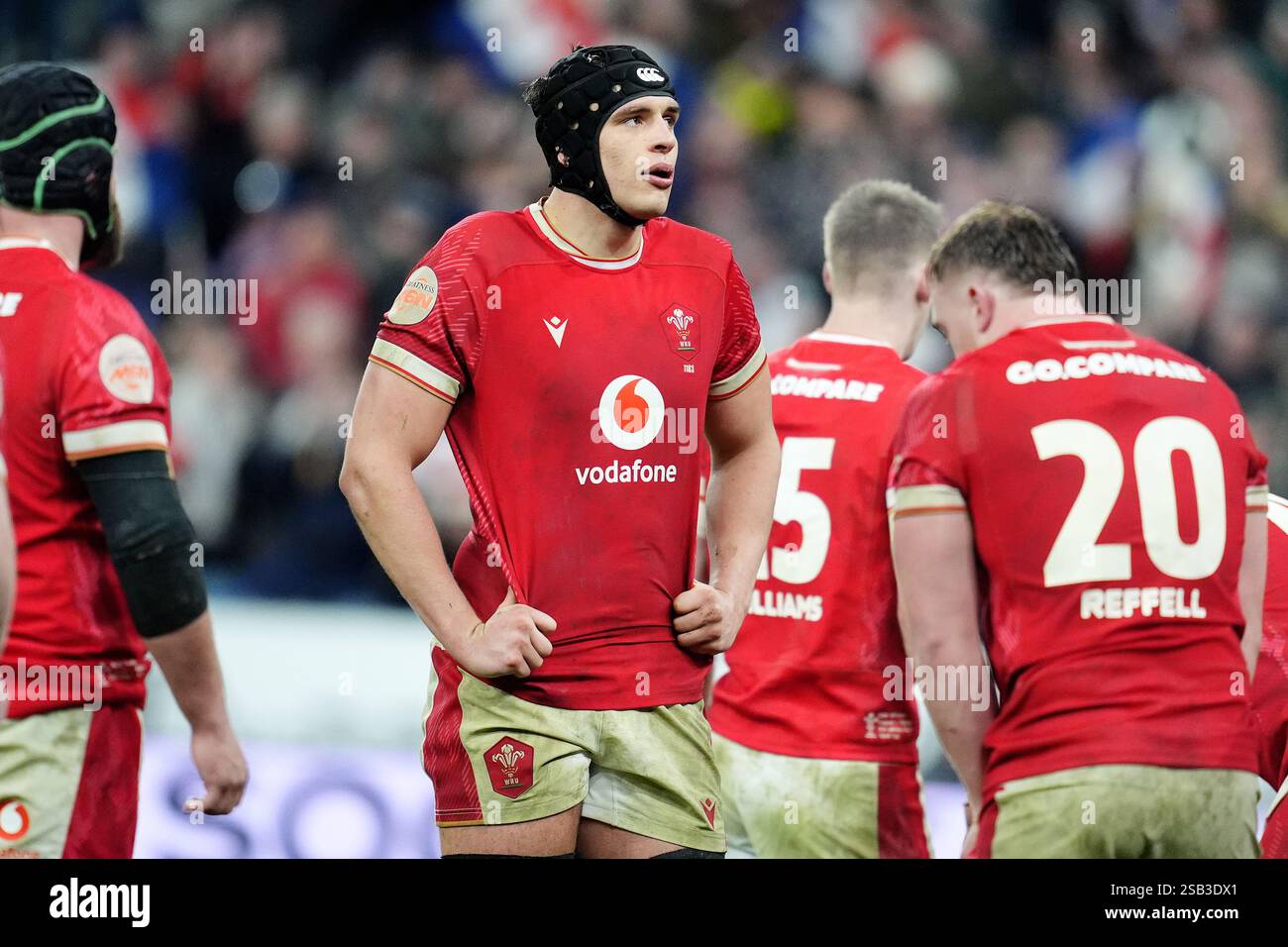Le gallois Dafydd Jenkins est déçu après que la France ait marqué un ...