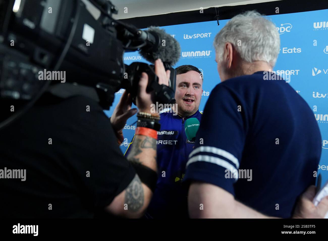 Luke Littler est interviewé après avoir remporté son match de premier ...