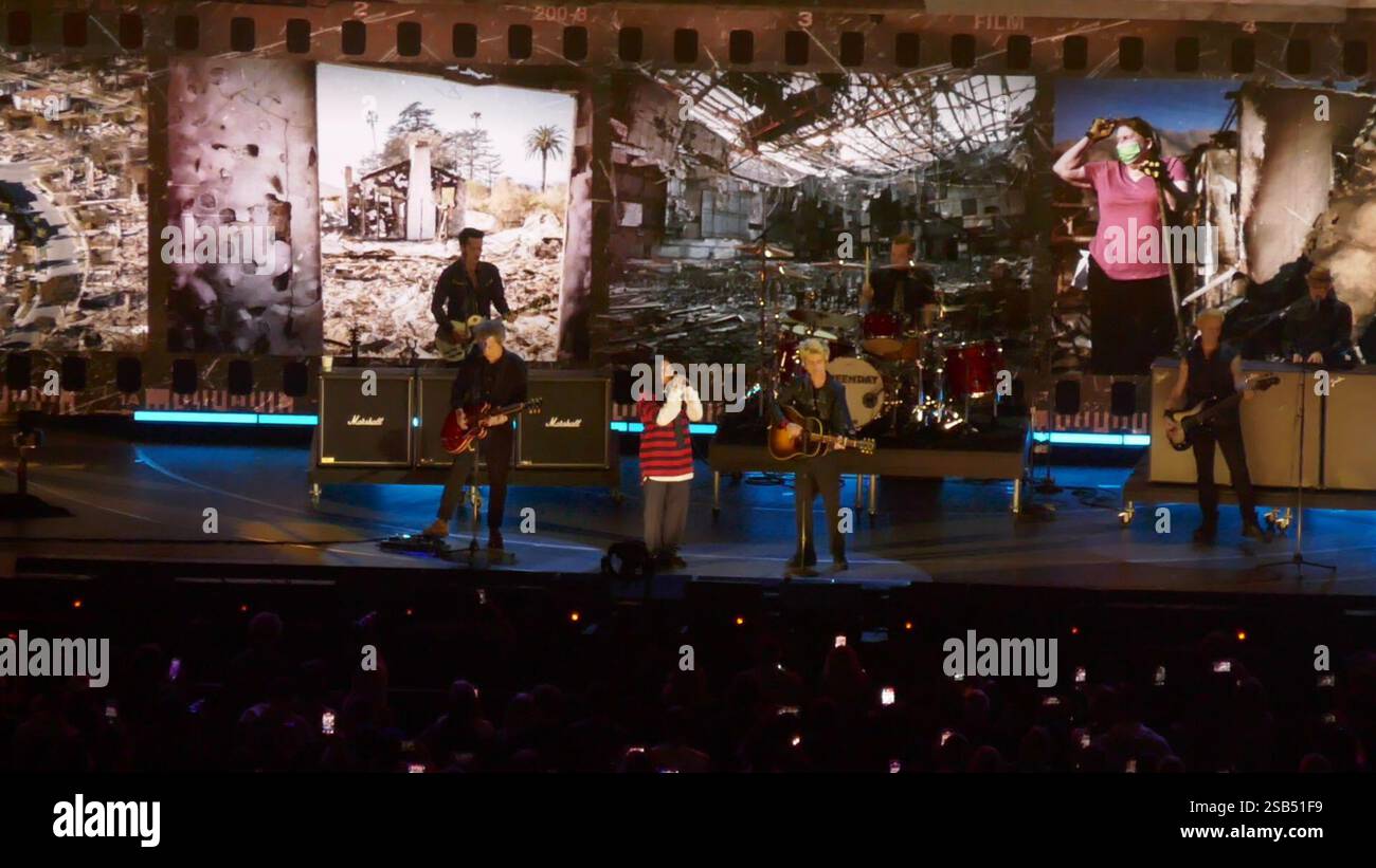 Inglewood, Californie, États-Unis 30 janvier 2025 la chanteuse Billie Eilish et la chanteuse ...