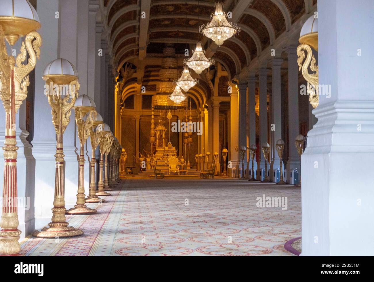 Le Palais Royal de Phnom Penh, au Cambodge, n’est pas seulement la résidence royale, mais aussi ...