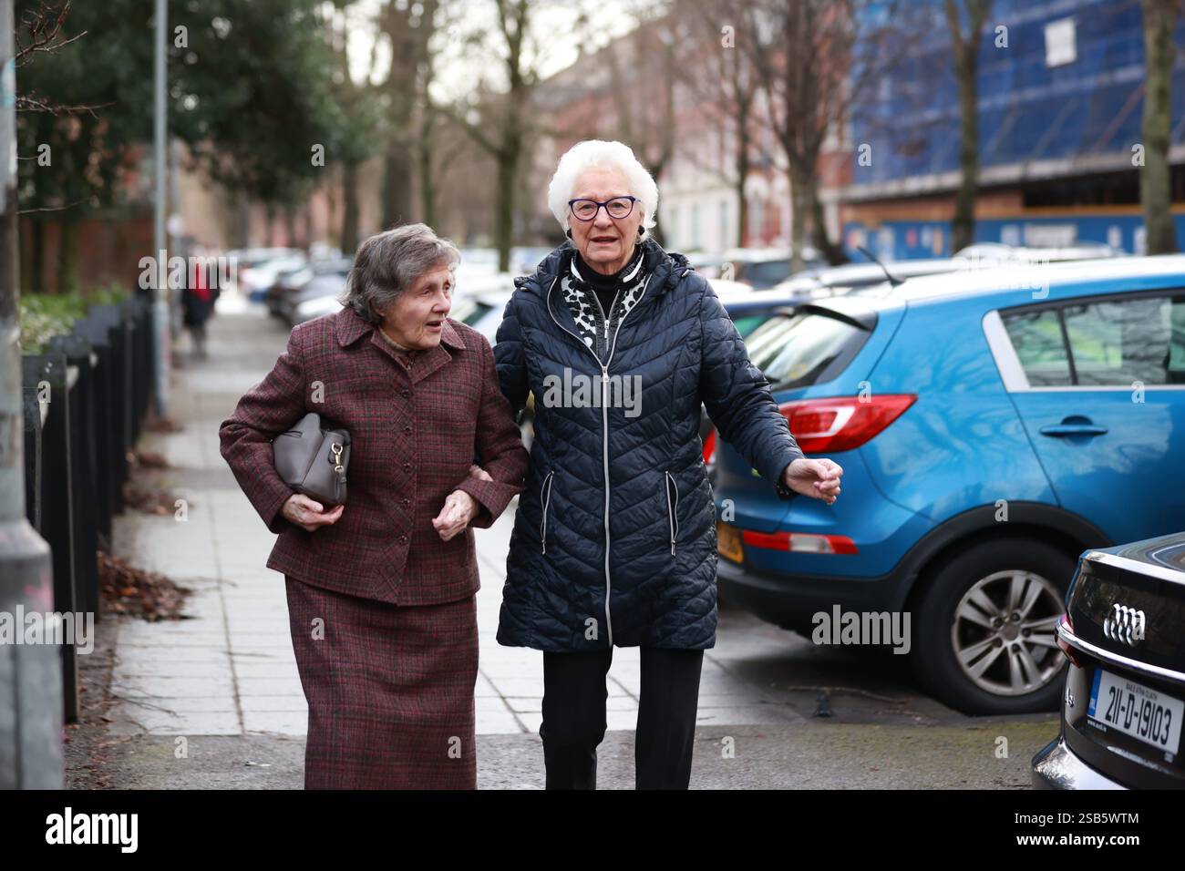 Dame Mary Peters (à gauche) arrive pour les funérailles du célèbre ...