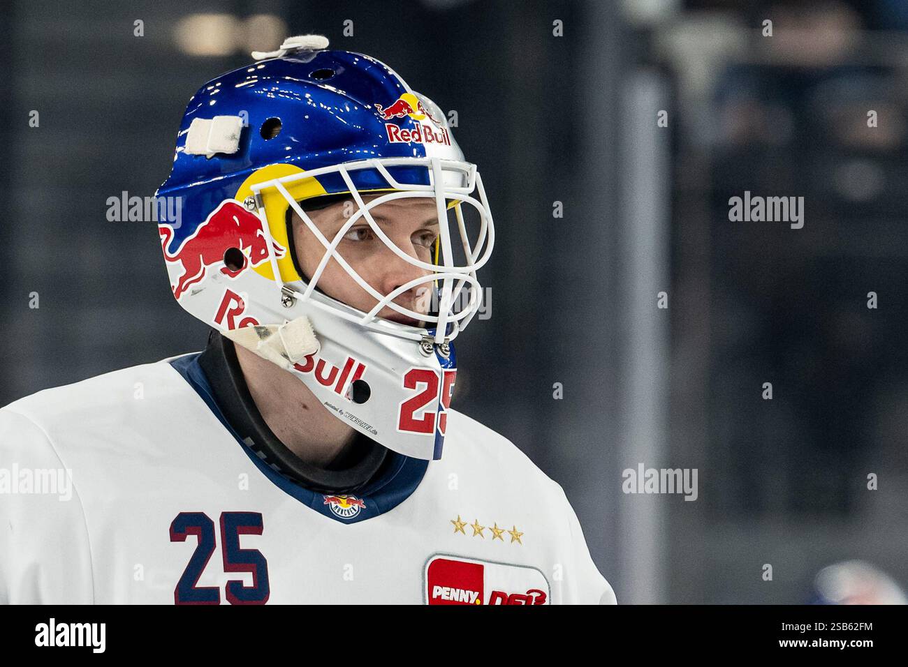 Simon Wolf (Torwart, EHC Red Bull Muenchen, #25) / Portrait / Portraet ...