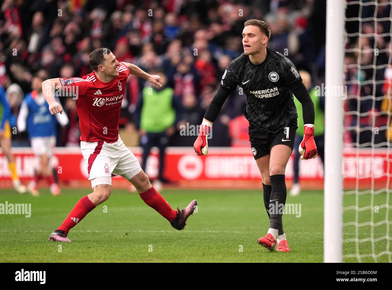 Chris Wood de Nottingham Forest célèbre avoir marqué le cinquième but ...