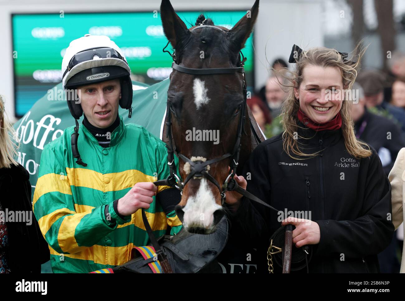 Majborough et le jockey Mark Walsh (à gauche) après avoir remporté le ...