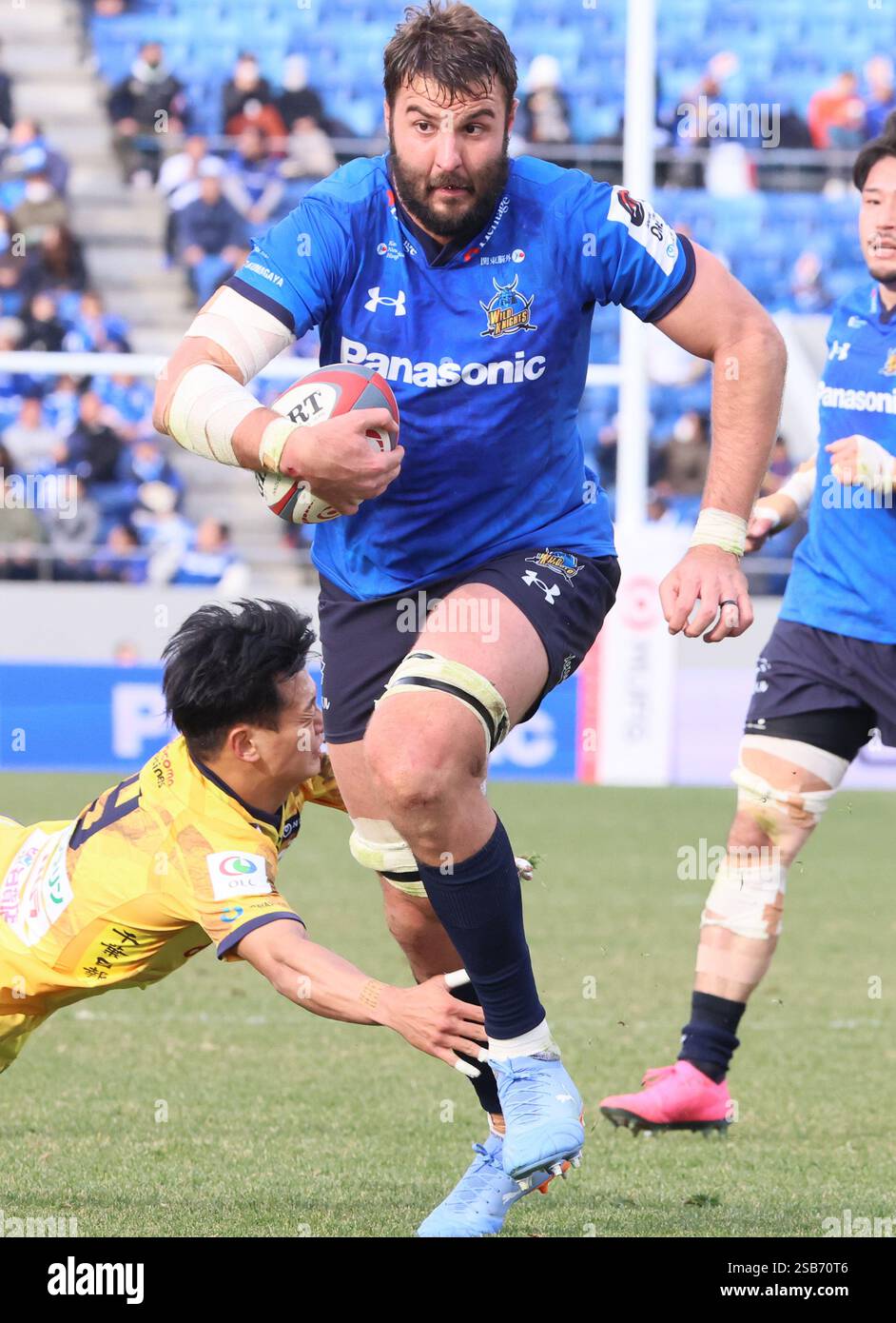 Kumagaya, Japon. 1er février 2025. Saitama Wild Knights lock Lood de Jager porte le ballon lors ...