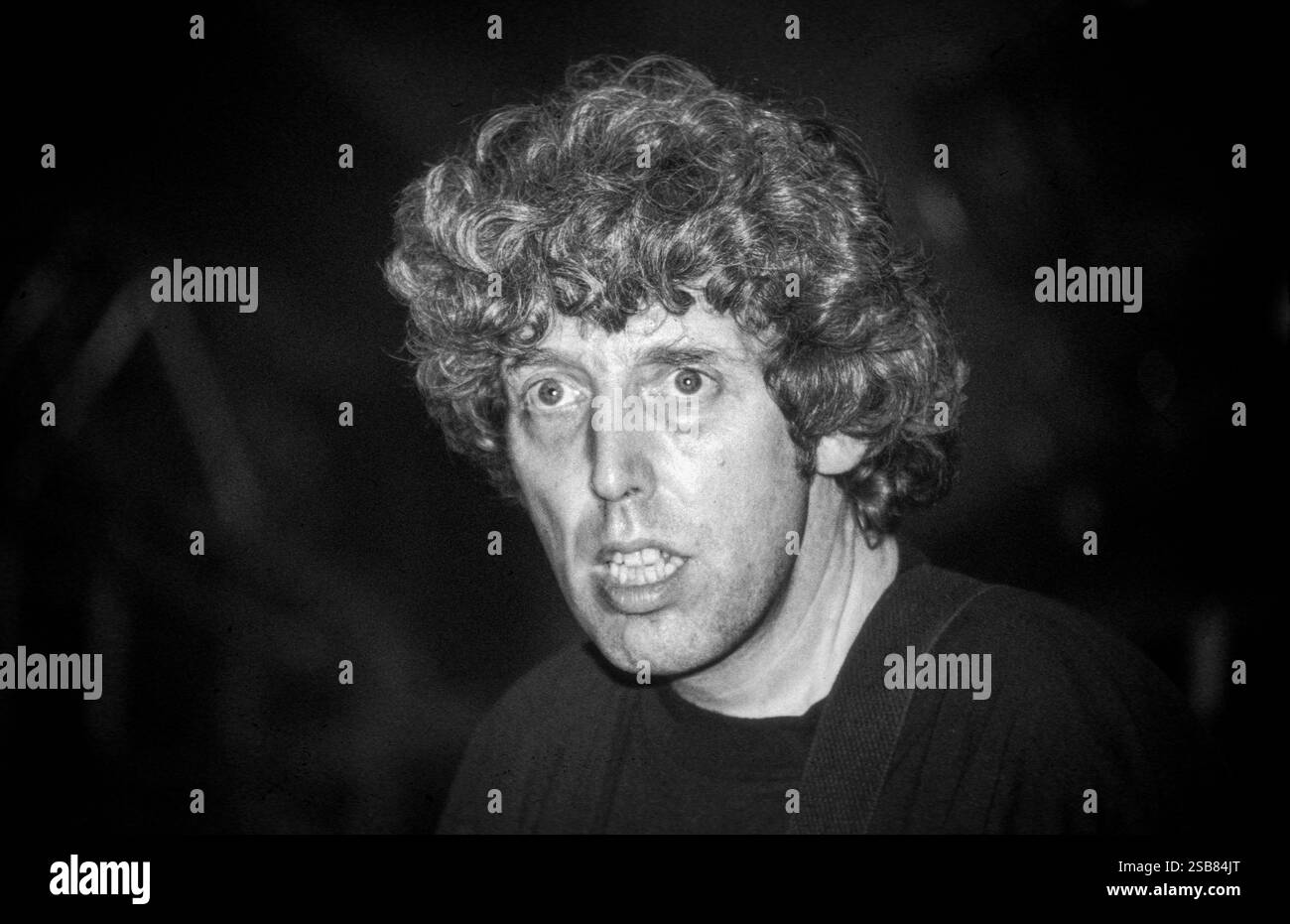 Le pionnier de la musique expérimentale Steve Hillage jouant avec ...