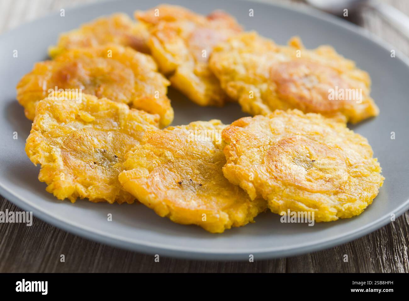 Tostones ou patacones, tranches de plantain frites croustillantes, en ...