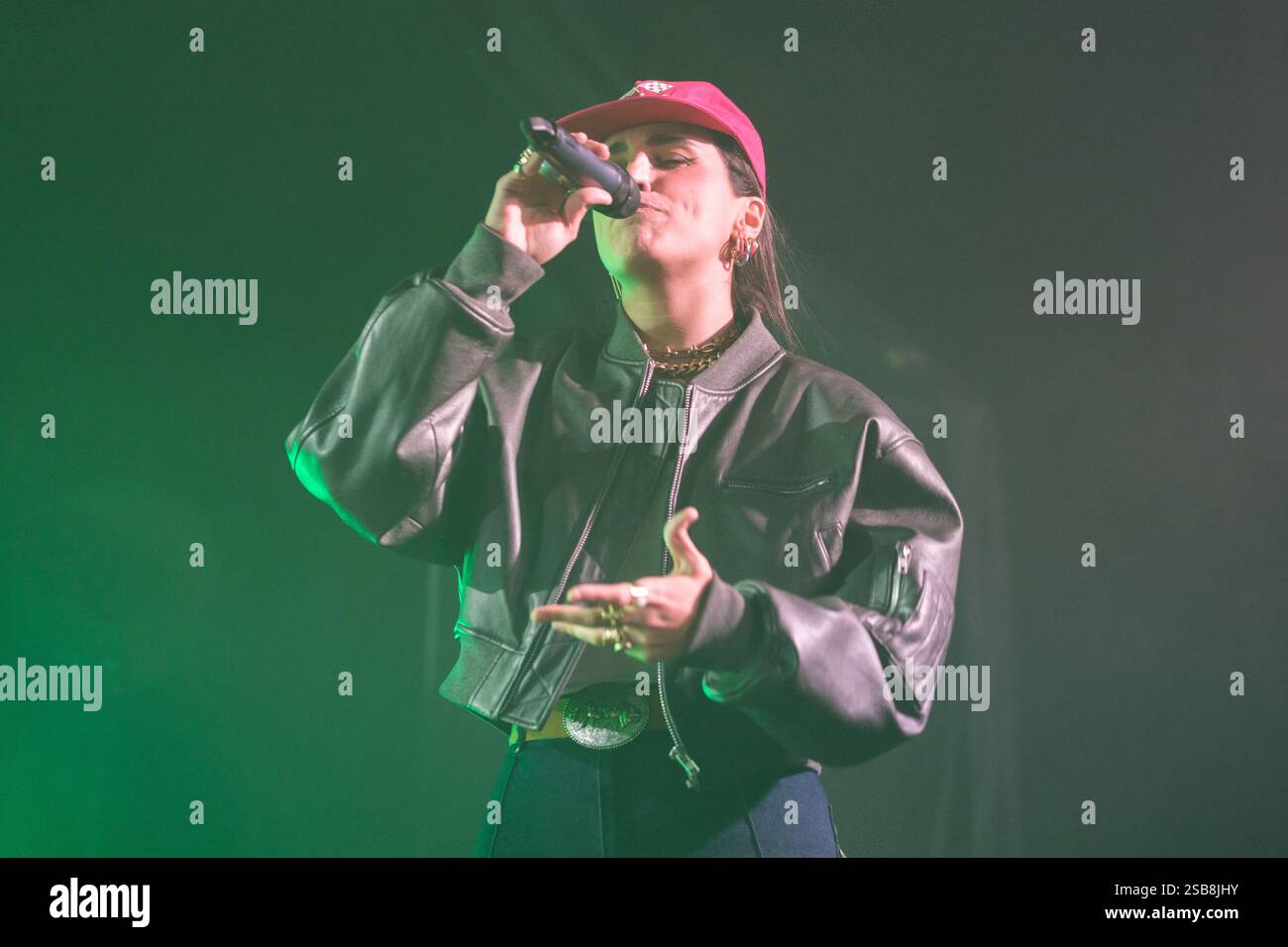 La chanteuse Ana Legazpi du groupe MARLENA se produit au concert Circo ...