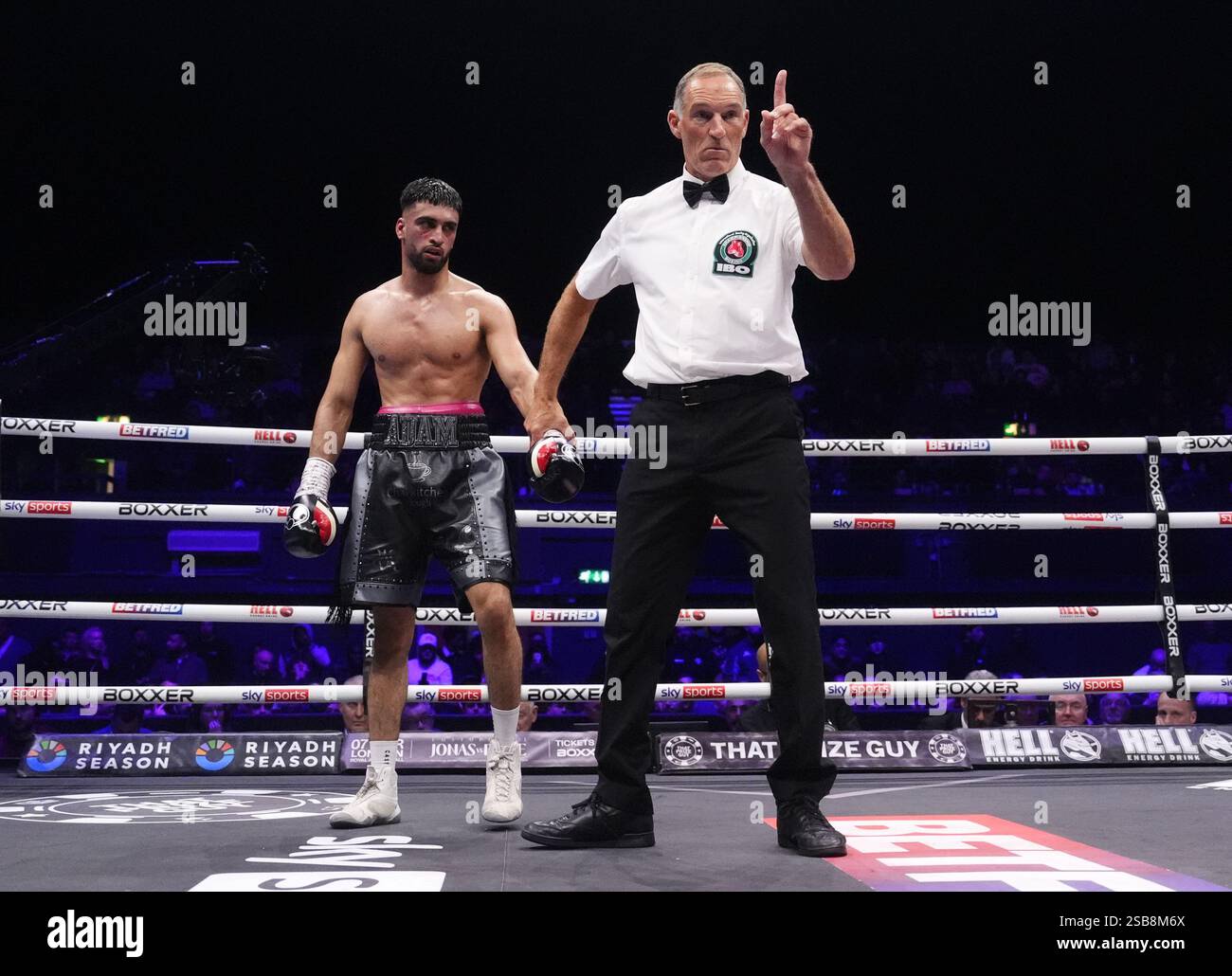 L'arbitre déduit un point d'Adam Azim (à gauche) pour un coup faible ...