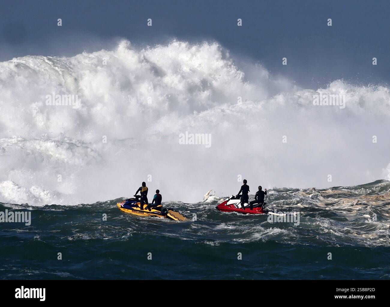 NAZARE, PORTUGAL - JANVIER 27 : surfeurs de grosses vagues sur leurs ...