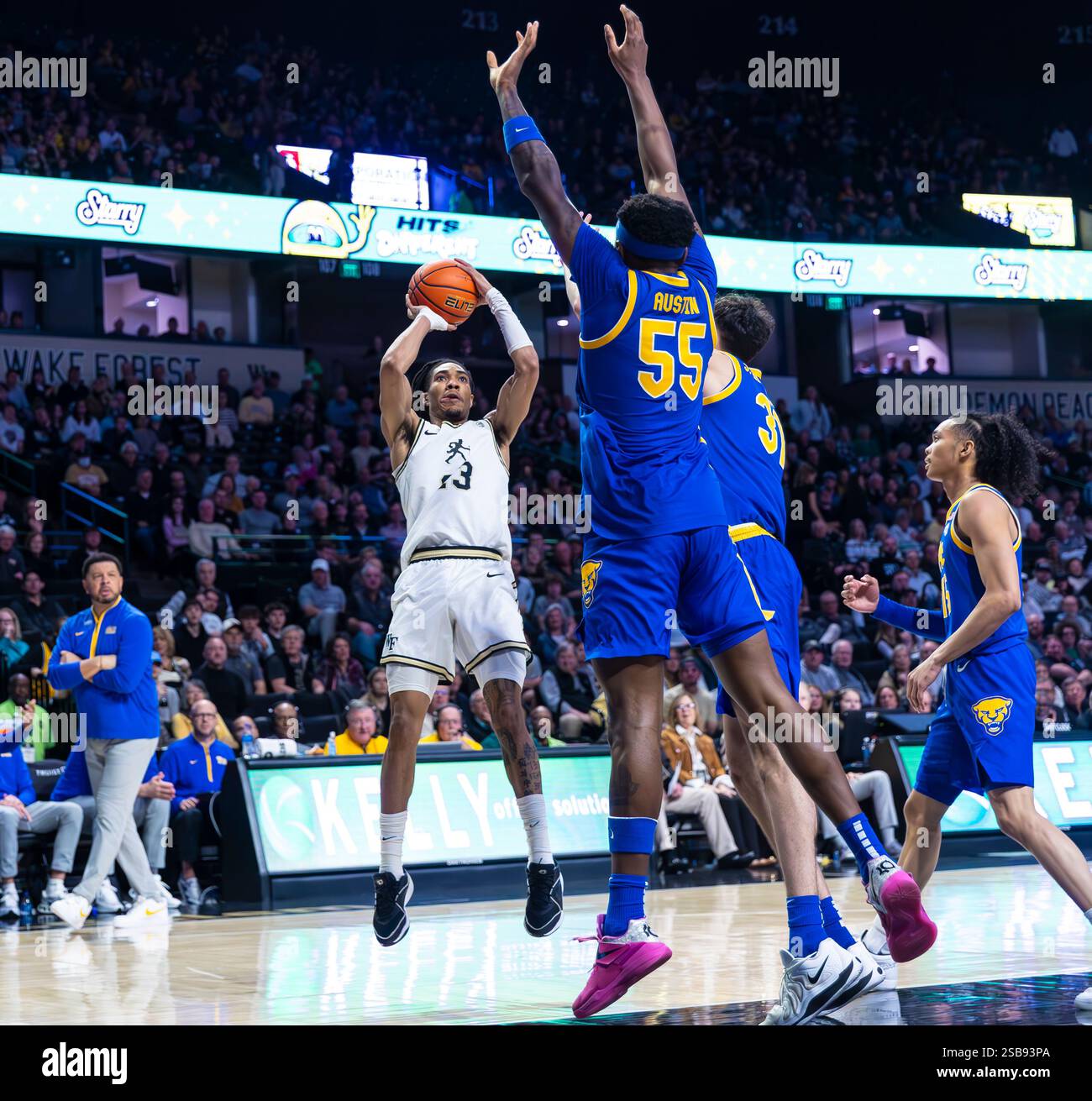 1er février 2024 : Wake Forest Guard Hunter Sallis (23 ans) tire sur l ...
