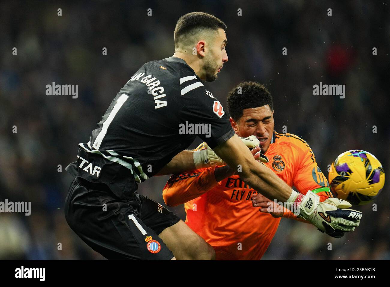 Jude Bellingham du Real Madrid et Joan Garcia du RCD Espanyol lors du ...
