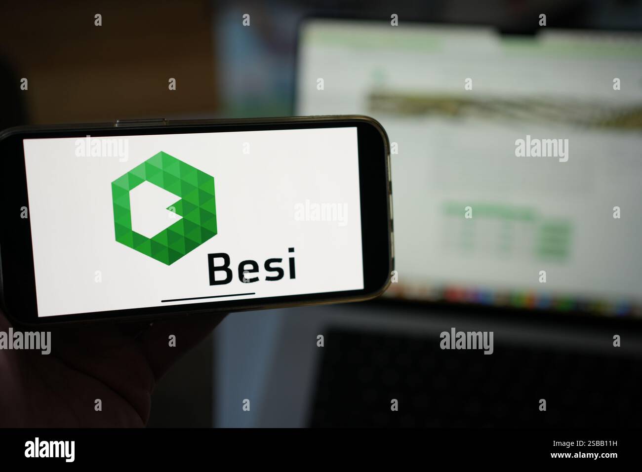 Roosendaal, pays-Bas - 2 février 2025 : personne tenant un téléphone ... Roosendaal, pays-Bas - 2 février 2025 : personne tenant un téléphone ...