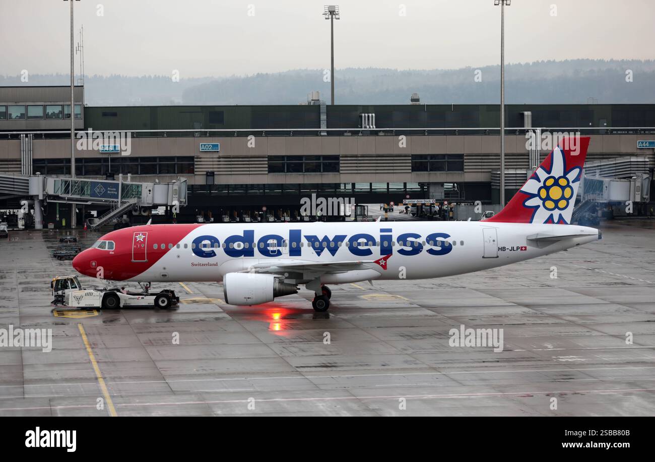 Ein Passagierflugzeug der Schweizer Fluggesellschaft Edelweiss Air vom ...