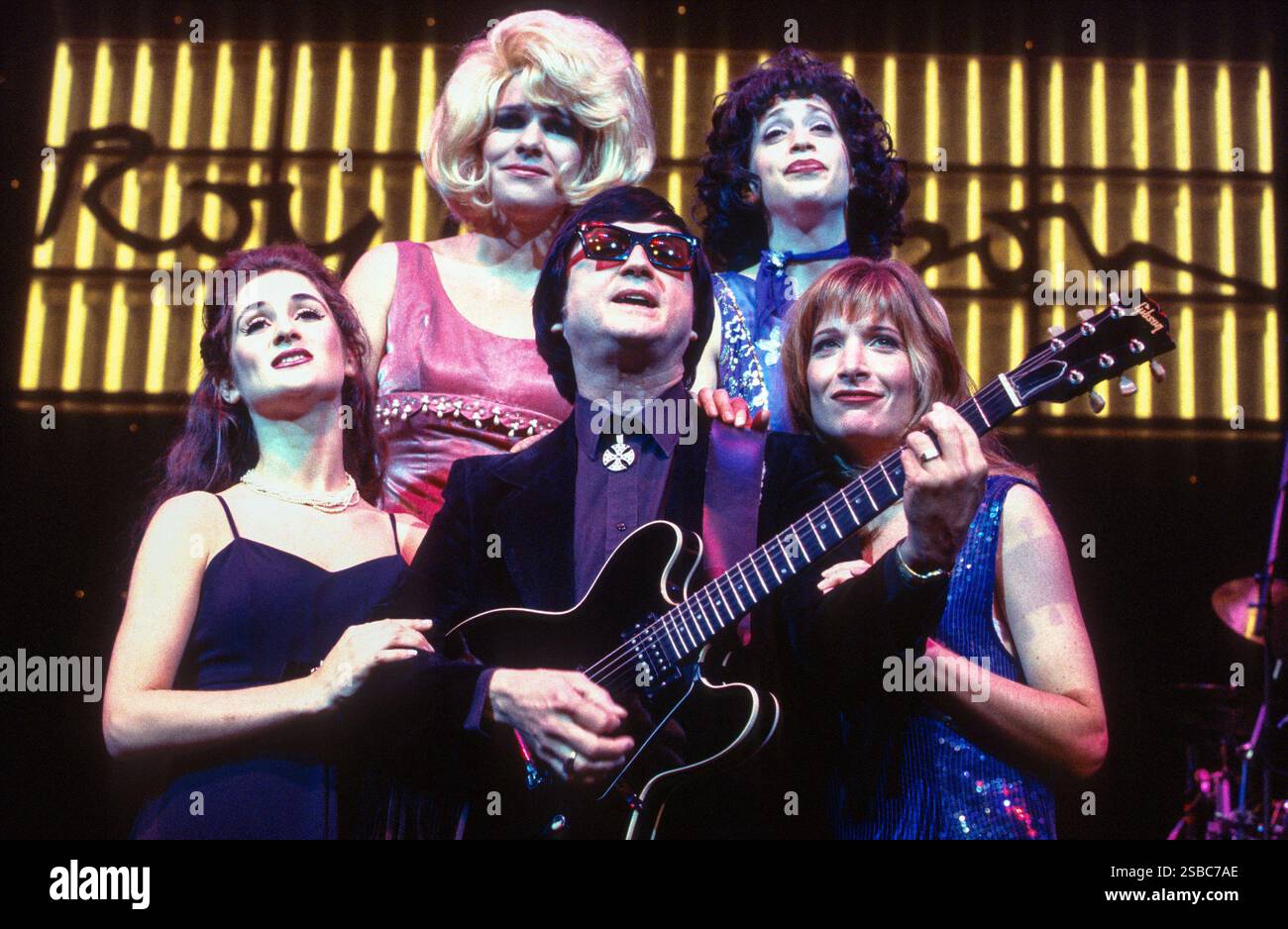 Larry Branson (Roy Orbison) avec (de gauche à droite) Sophy Aykroyd ...