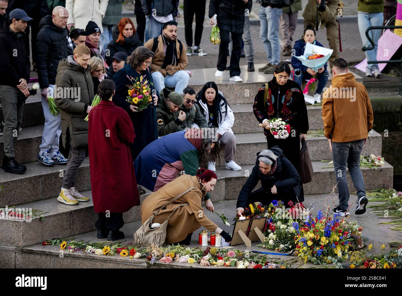 AMSTERDAM - parents et amis déposent des fleurs lors d'un mémorial au ...