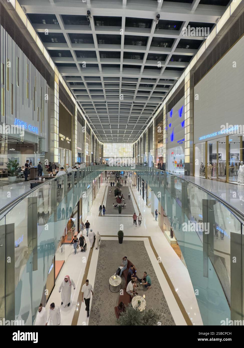Eau, Dubaï, 10 décembre 2024 : les intérieurs du plus grand centre ...
