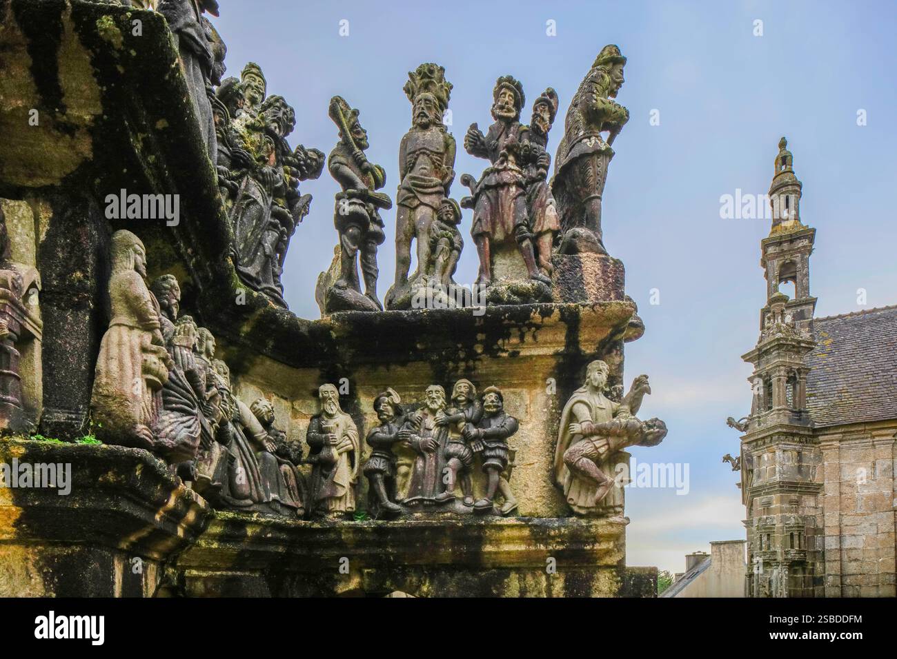 Figurengruppen am Kalvarienberg, Umfriedeter Pfarrbezirk enclos paroissial, Kirche Eglise Saint ...