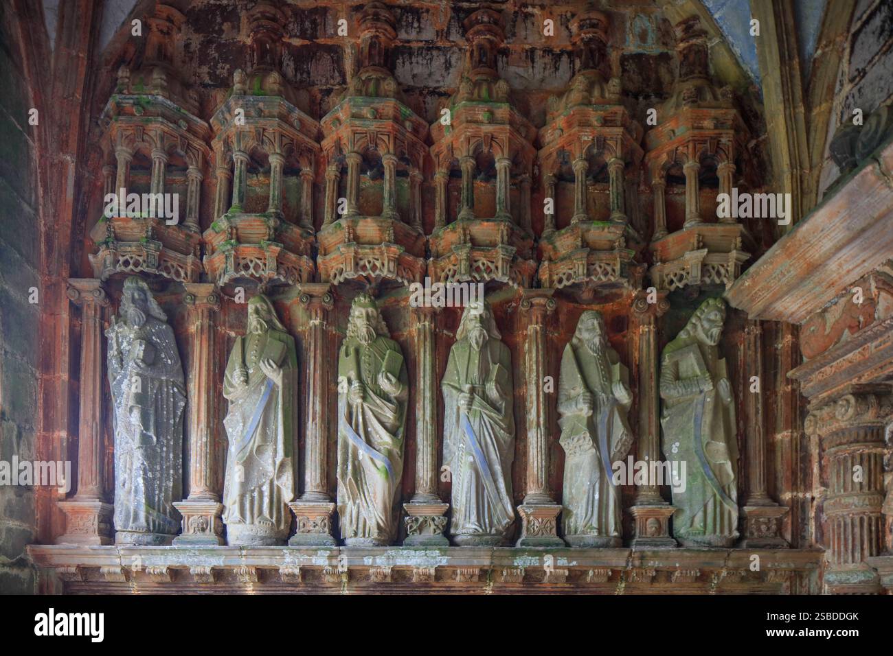 Stauen der Apostel am überdachten Seitenportal, Umfriedeter Pfarrbezirk enclos paroissial ...