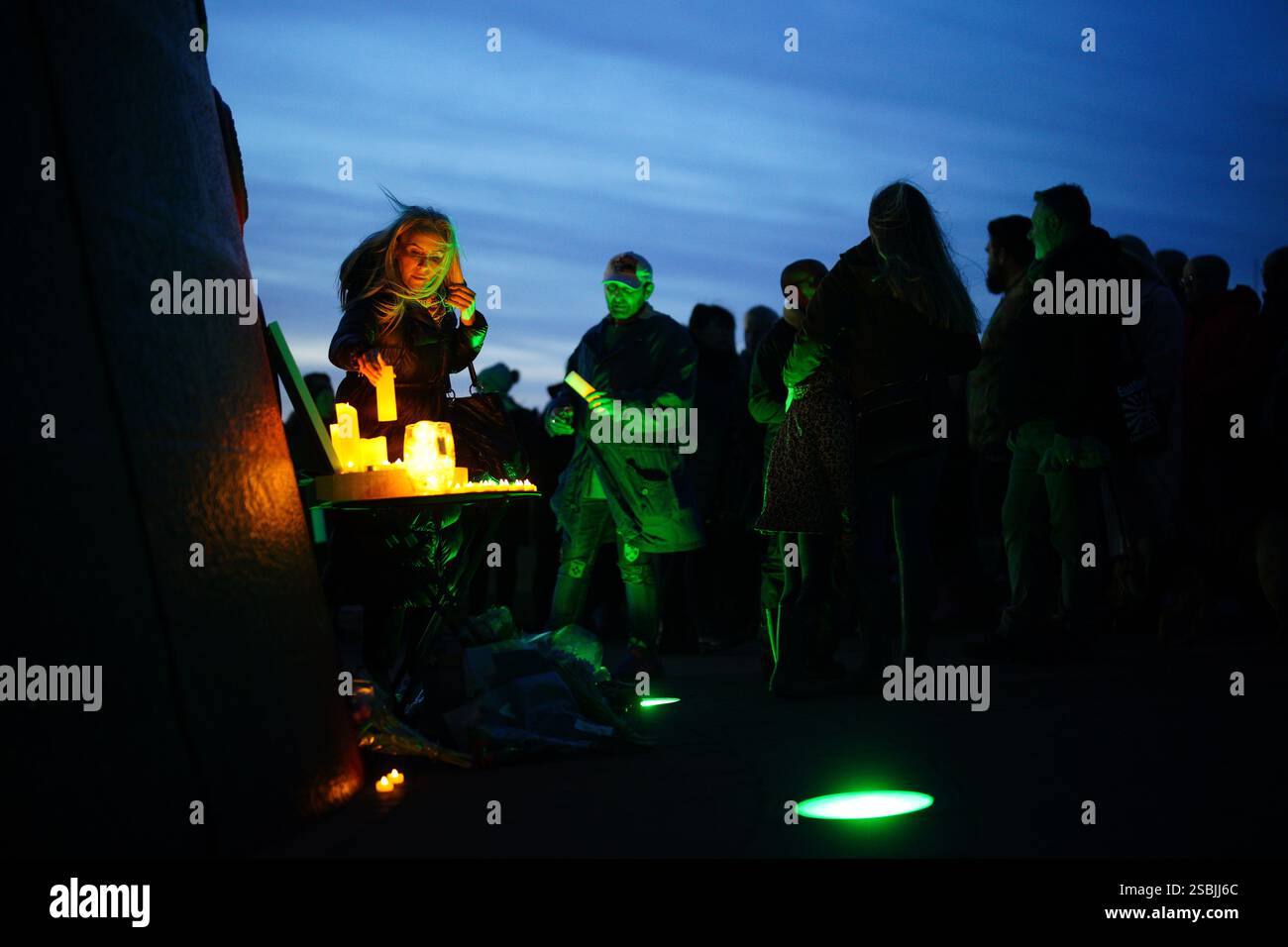 Les gens allument des bougies lors d'une veillée à la mémoire de Claire ...