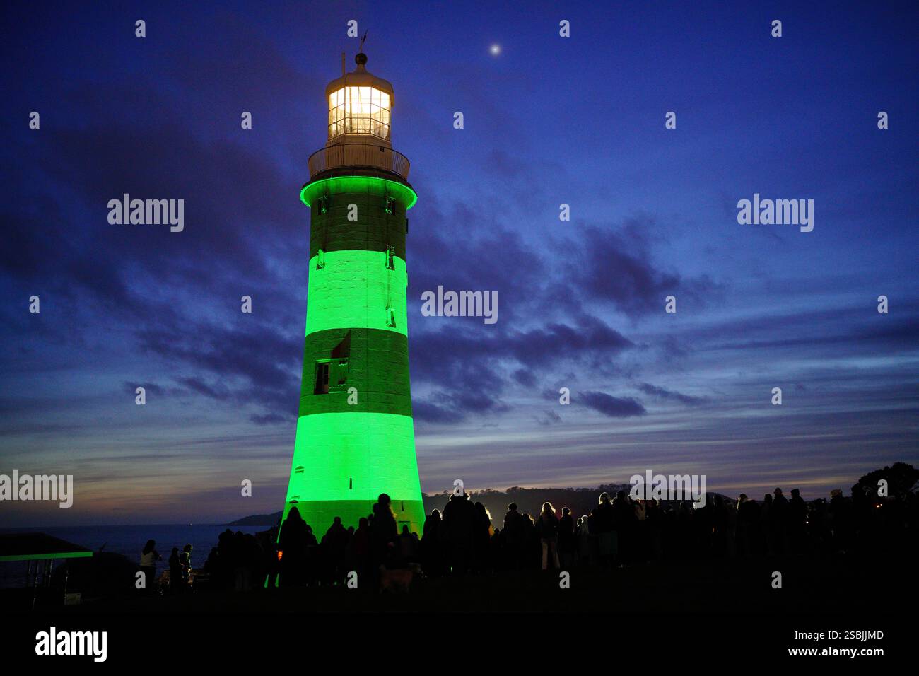 Le phare de la tour de Smeaton sur la Hoe de Plymouth est illuminé en ...