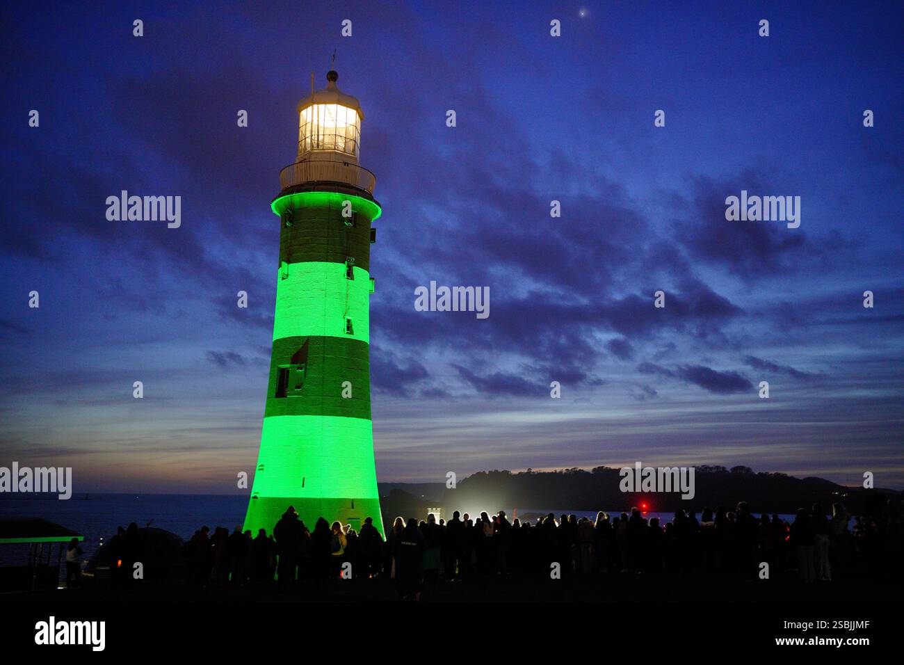 Le phare de la tour de Smeaton sur la Hoe de Plymouth est illuminé en ...