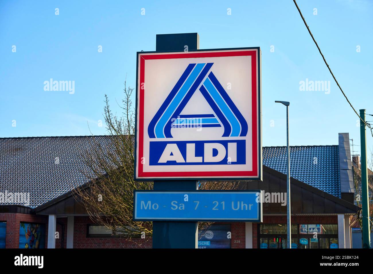 Aldi Nord logo Das Aldi Nord logo BEI sonnigem Wetter im Winter ...
