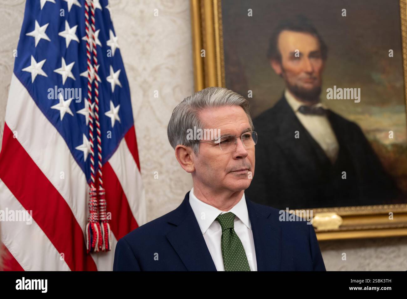 Le secrétaire au Trésor américain Scott Bessant regarde le président ...