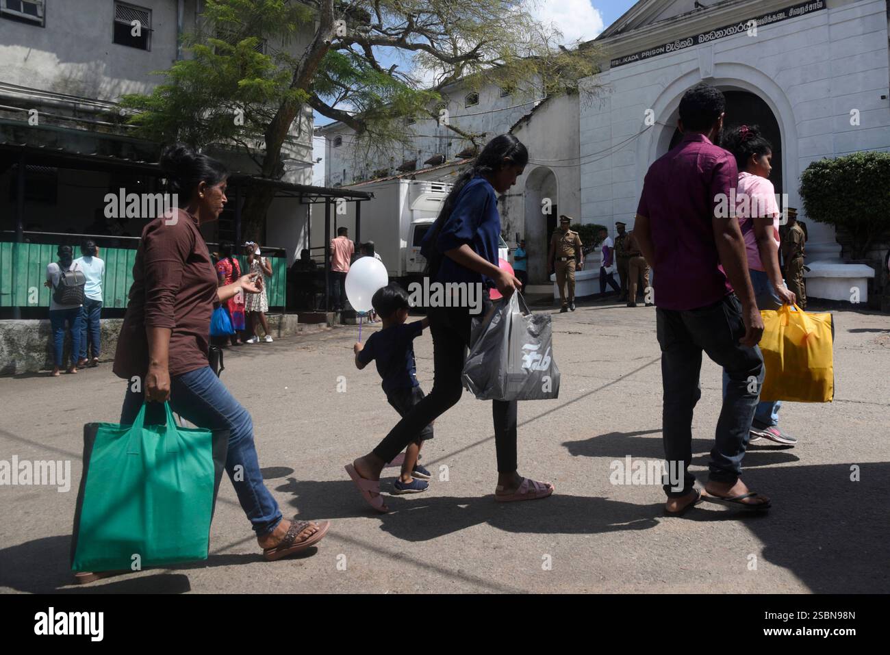 Prisonniers graciés à Colombo, Sri Lanka les parents des prisonniers ...