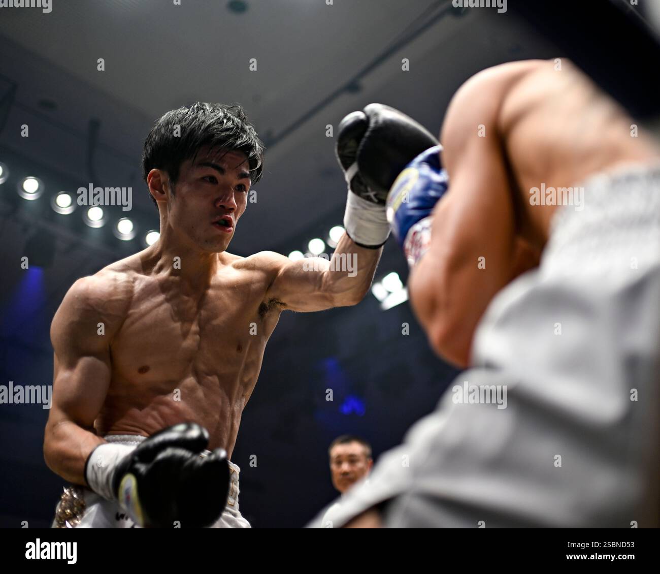 Tokyo, Japon. 18 janvier 2025. Le champion Mikito Nakano (gants noirs) lance une gauche contre ...