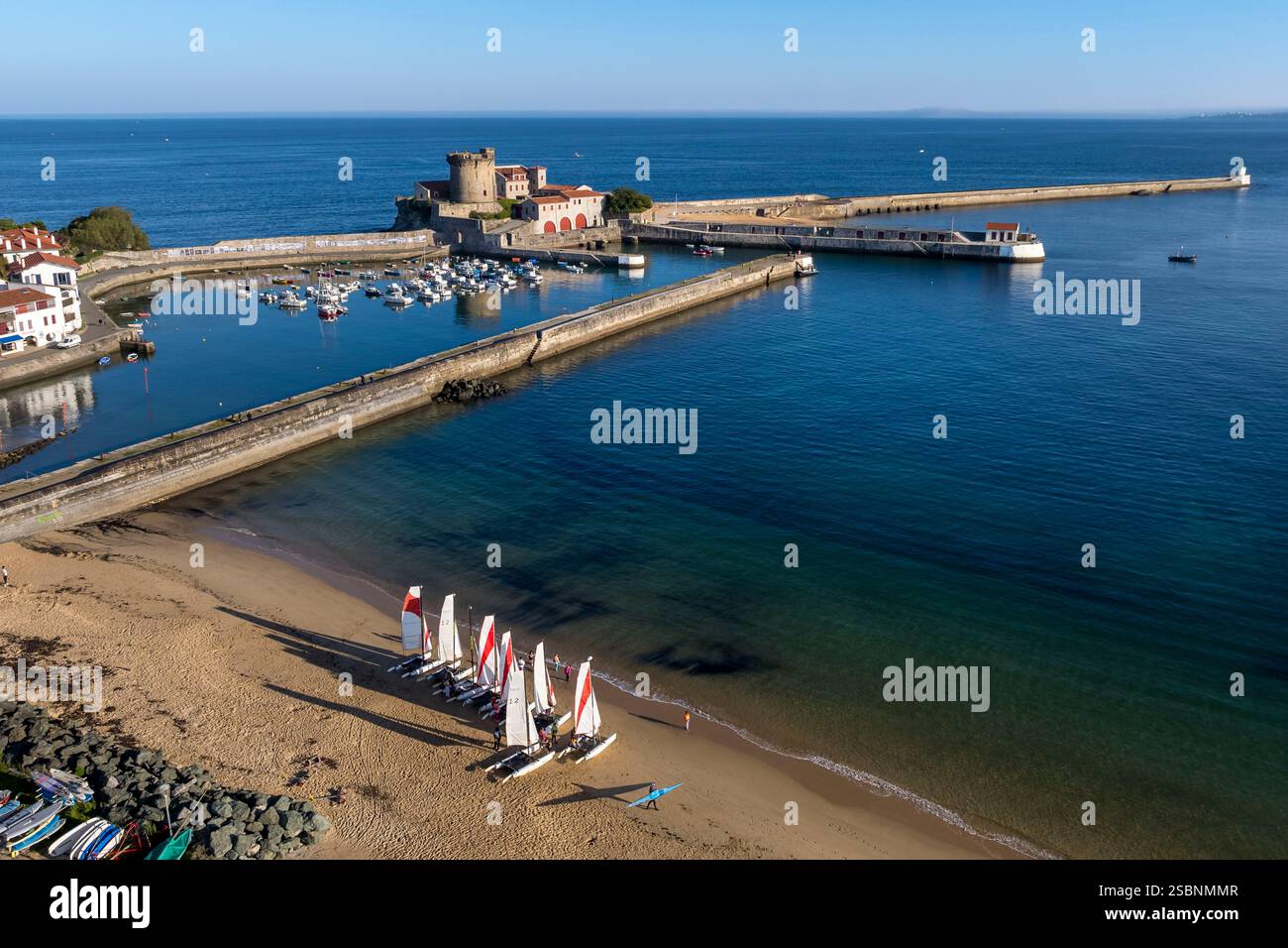 France, Pyrénées Atlantiques, Côte du pays Basque, Ciboure, le fort ...