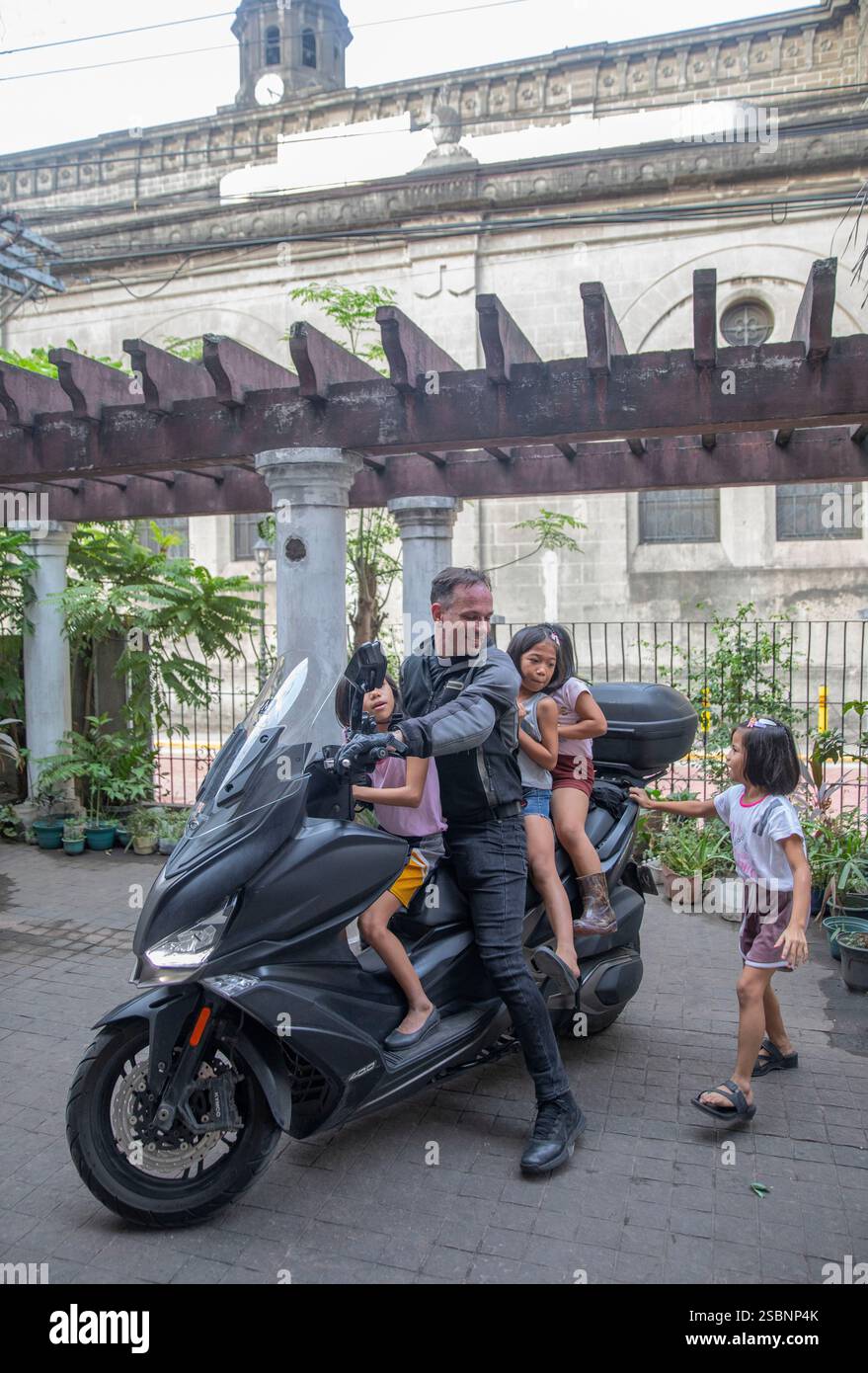 Philippines, Manille, Matthieu Dauchez, prêtre français à la tête de la ...