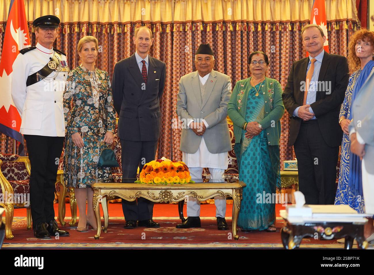 Colonel commandant de la brigade des Gurkhas Major General Strickland ...