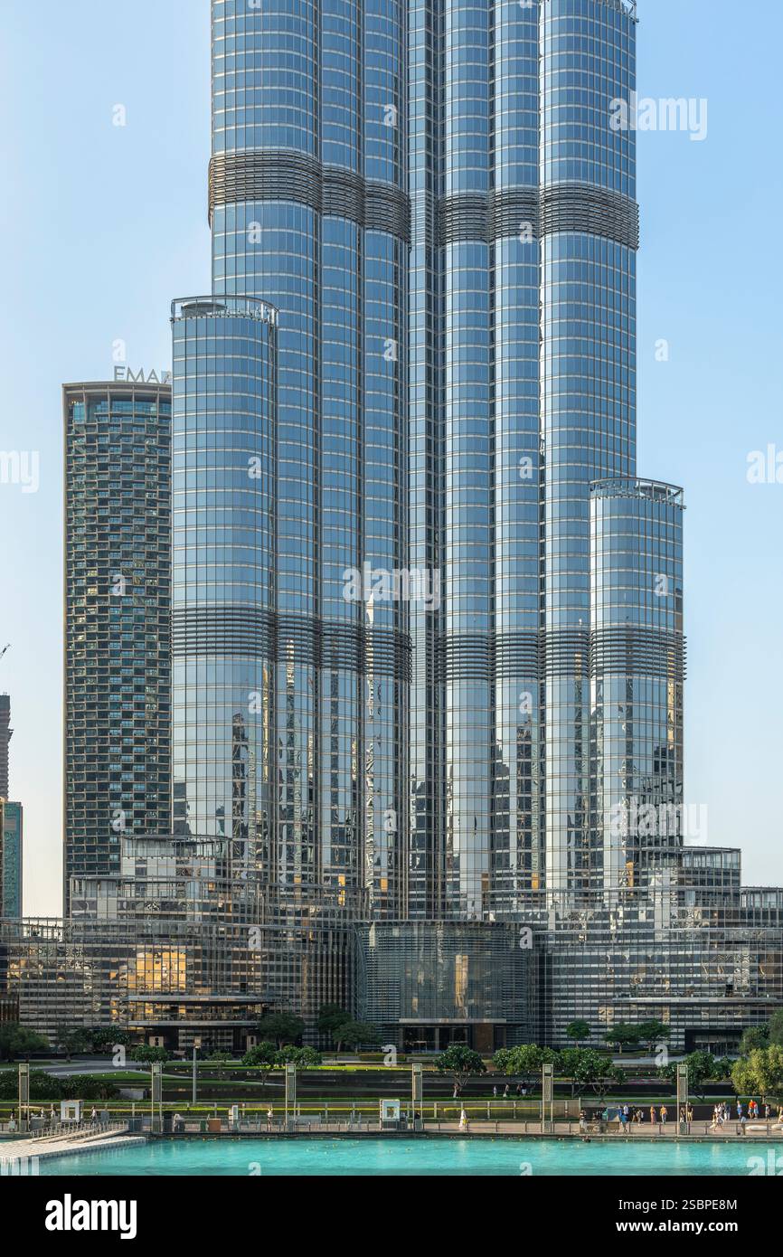 La base du plus haut bâtiment du monde, Burj Khalifa de Dubaï. Le ...