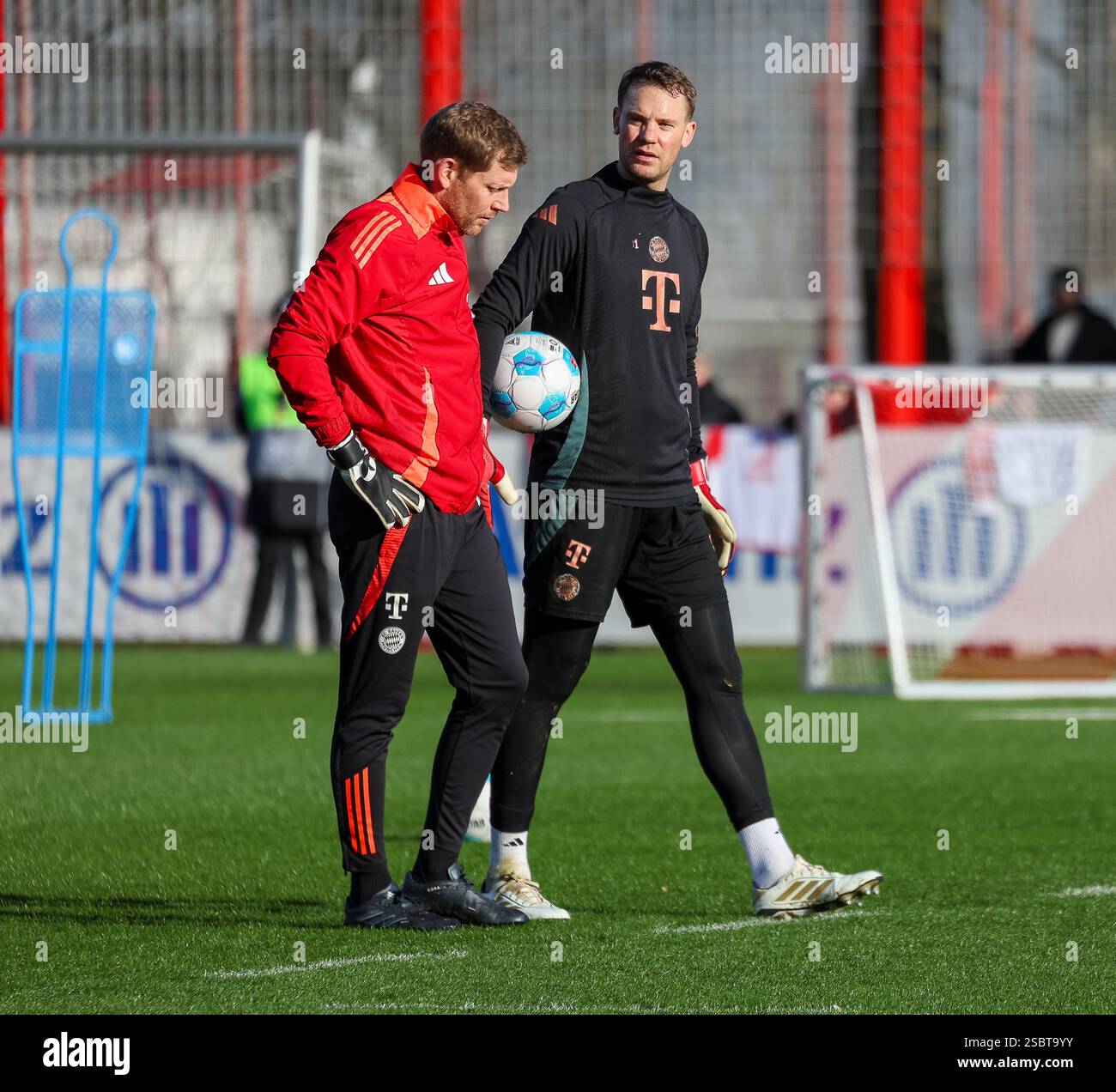 Manuel Neuer (FC Bayern Muenchen, #01) mit Michael Rechner (FC Bayern ...