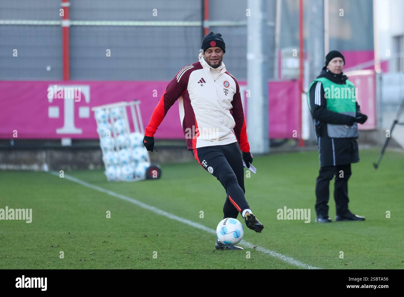 Vincent Kompany (FC Bayern Muenchen, Cheftrainer) Hat Spass mit einem ...