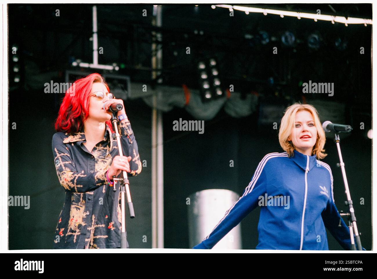 ALISHA'S ATTIC, CONCERT, 1997 : Karen (blonde) et Shelly Poole du ...