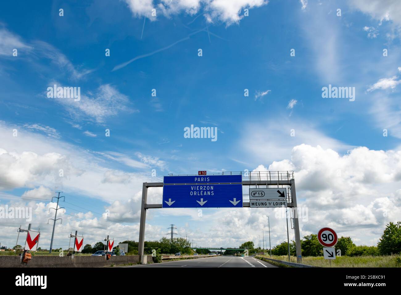 Conduite en été sur l'autoroute et les panneaux routiers direction ...