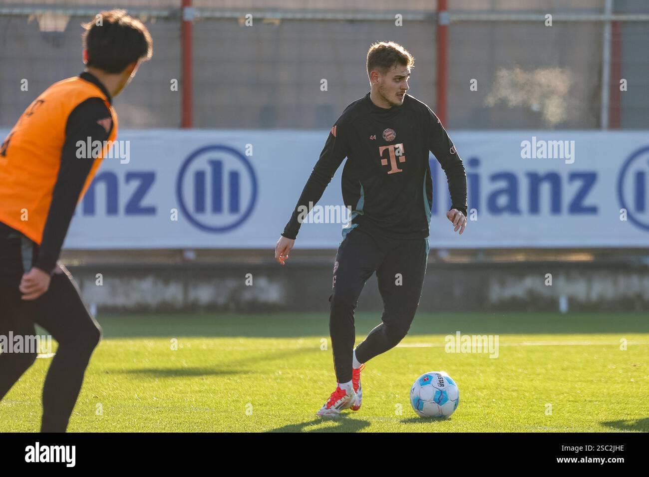 Josip Stanisic (FC Bayern Muenchen, #44) mit Ball im Training, GER ...